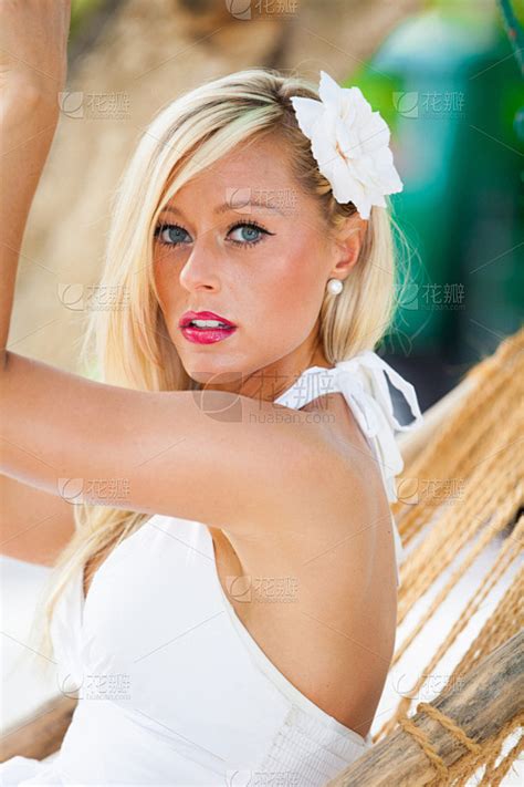 美 仅一个女孩 垂直画幅 水 休闲活动 枝繁叶茂 沙子 Spa美容 吊床 夏天