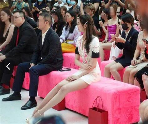 关晓彤被曝怀孕？和鹿晗深夜同回爱巢疑同居试婚，变模范情侣的二人好事将近？娜扎