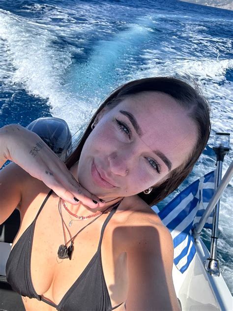 Would You Date A Brunette With Green Eyes Sexy