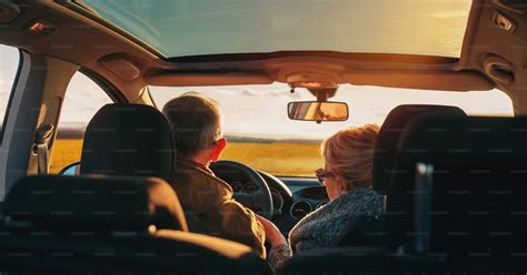 휴가 중 차를 타고 여행하는 사랑하는 노인 부부 사진 Unsplash의 여행 이미지