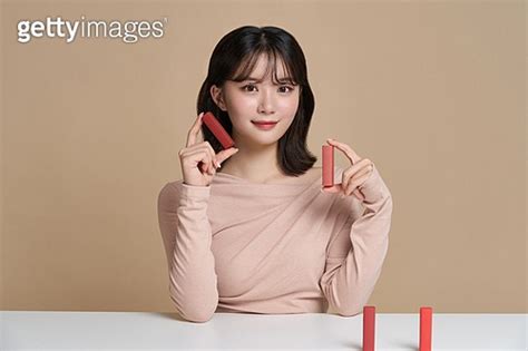 대한민국 한국 여성 뷰티 가을 계절 색조화장 화장품 미녀 아름다운사람 귀여움 물체묘사 이미지 Jv13107381 게티이미지뱅크