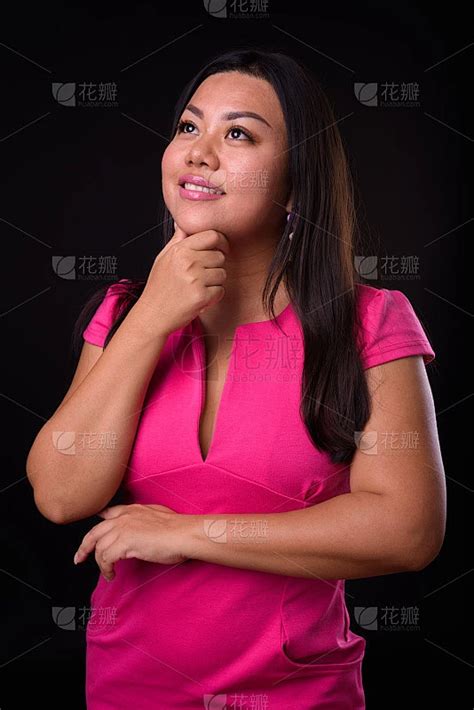 美丽的加号女人模特在黑色的背景下微笑素材 花瓣网