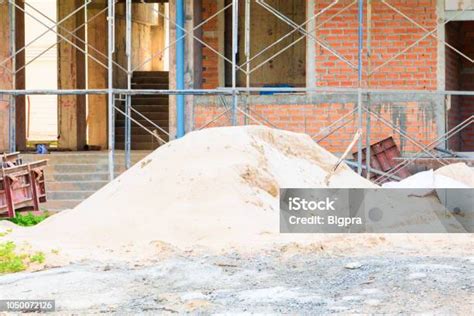 건설 사이트 주택 건물 및 직장 복사 공간에 모래 더미에 텍스트 추가 0명에 대한 스톡 사진 및 기타 이미지 0명 개발 건물 외관 Istock