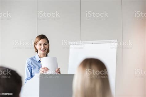 회의에서 동료에 게 프레젠테이션을 제공 하는 사업가 웃는 기업가에 대한 스톡 사진 및 기타 이미지 기업가 남자 남자