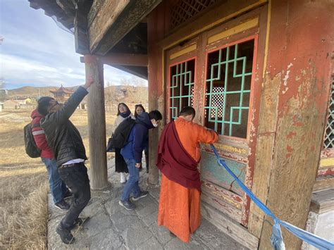 Япон Улсын доктортой хамтран археологийн олдворууд сүм хийдийг судалж байна