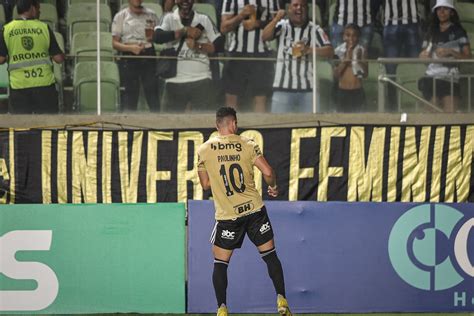 Paulinho leva família para visitar estádio do Atlético MG e comenta uso da camisa Mais