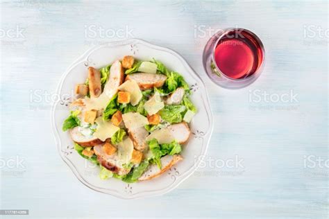 치킨 시저 샐러드 와인 한 잔과 텍스트 장소와 함께 위에서 촬영 0명에 대한 스톡 사진 및 기타 이미지 0명 가벼운 구운