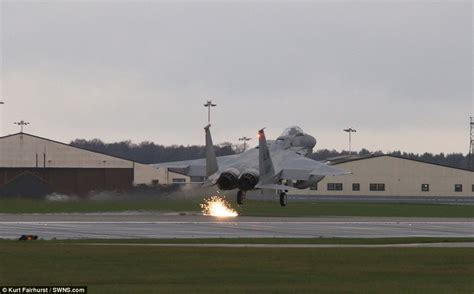 Usaf F 15 Fighter Sends Sparks Flying As Its Tailhook Hits The Tarmac Daily Mail Online