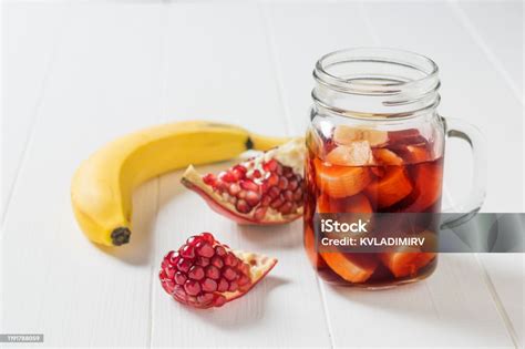 흰색 테이블에 바나나 슬라이스와 석류 주스와 유리 머그잔 과일에 대한 스톡 사진 및 기타 이미지 과일 농업 러시아