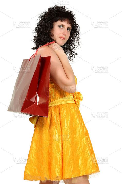 穿着黄色裙子的黑发姑娘