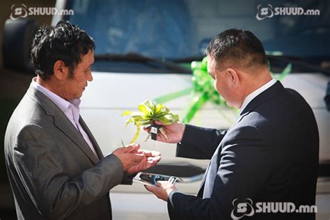 Вакцин тээвэрлэх автомашин хүлээлгэн өглөө