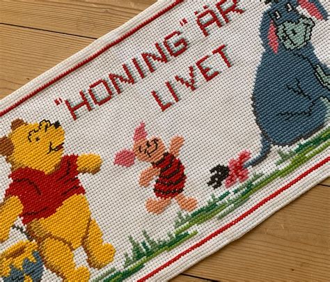 Se produkter som liknar Broderad bonad korsstygn på Tradera
