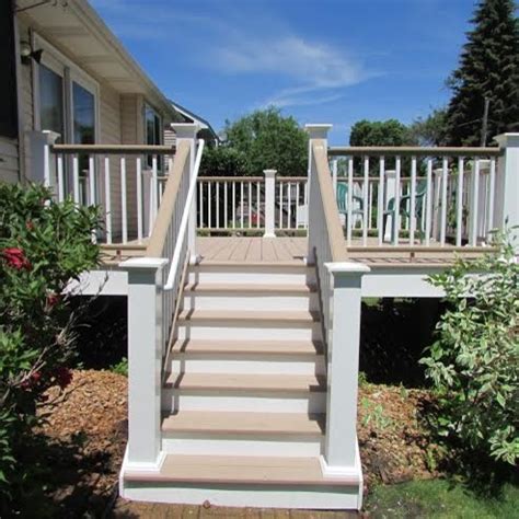 Deck with Azek decking and railing Clásico Terraza y balcón