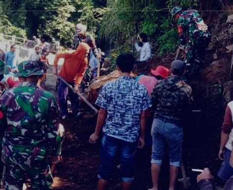 Personel Kodim 1410 Bantaeng Bantu Warga Bahu Membahu Bersihkan
