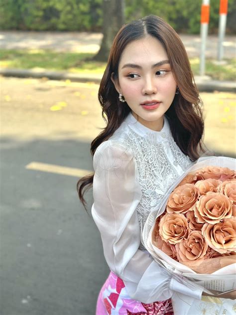 Hoa Hậu Huỳnh Nguyễn Mai Phương đọ Sắc Cùng Hoa