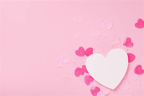 흰색 나무 마음과 핑크 파스텔 배경 종이 마음 보기 가기 발렌타인 여자 또는 어머니 날에 대 한 인사말 카드 결혼식 이랑 3월에