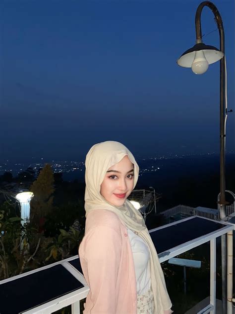 Pin On Simpan Cepat In 2024 Hijabi Poses