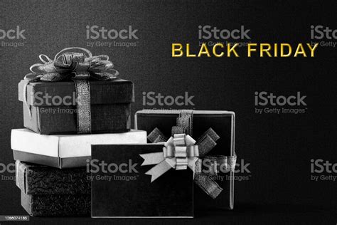 검은 색 배경에 검은 리본이있는 다채로운 선물 상자 스택 검은색에 대한 스톡 사진 및 기타 이미지 검은색 더미 리본