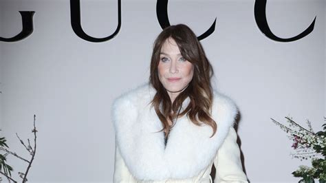 Carla Bruni 55 ans sublime avec une robe moulante zippée