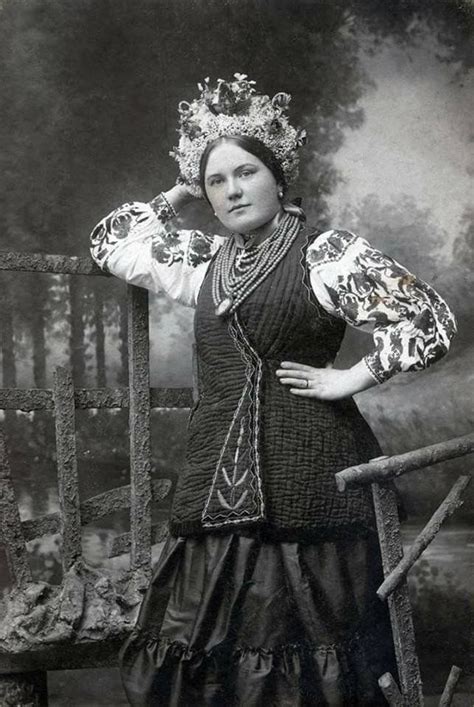 Дівчина у традиційному святковому вбранні 1910 і роки Київ Світлина
