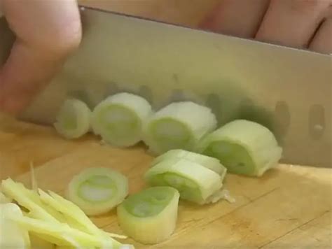 菜花不要直接下锅炒，大厨告诉我一个小诀窍，口感鲜脆又入味