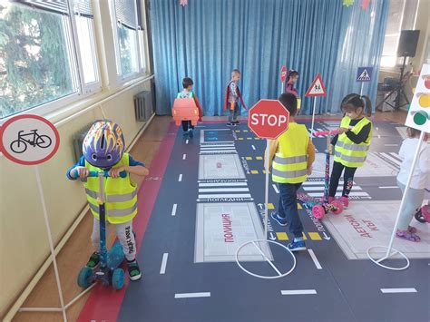 ДГ „ЧИПОЛИНО“ РАЗПОЛАГА С ВЪТРЕШНА ПЛОЩАДКА ЗА ОБУЧЕНИЕ ПО БЕЗОПАСНОСТ НА ДВИЖЕНИЕТО ПО ПЪТИЩАТА