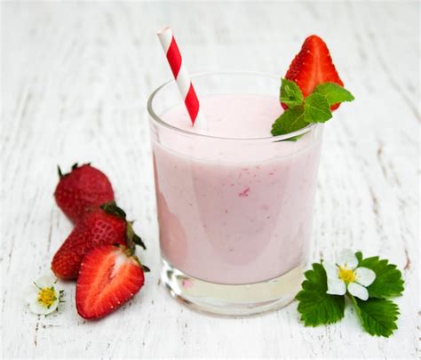 94000 Refreshing Strawberry Yogurt Drink Pictures