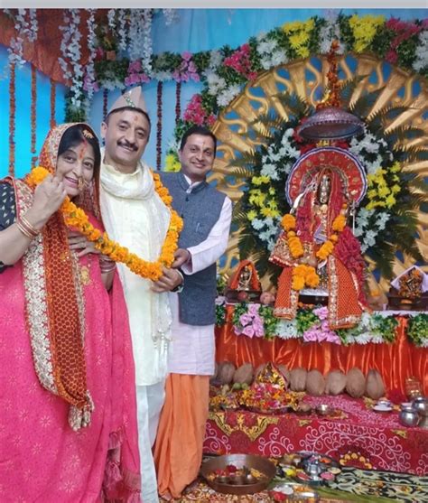 रानीखेत गांधी चौक में मां दुर्गा पंडाल में मां की प्राण प्रतिष्ठा के