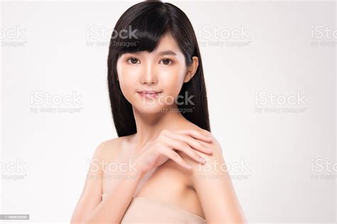 아름 다운 젊은 아시아 여자 손 어깨에 만지고 깨끗하고 상쾌한 피부 하얀 배경에 고립 뷰티 화장품 컨셉 건강관리와 의술에 대한
