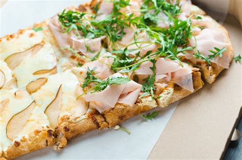 배달 상자에 배 치즈 프로슈토핀사 로마나 흰색 배경에 Scrocchiarella 미식 이탈리아 요리 전통 요리를 들고 있습니다