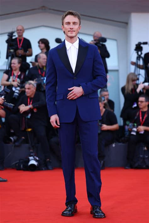 Queer Star Drew Starkey Says Us Audiences Uptight About Sex Scenes Us Weekly