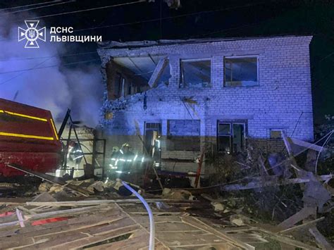 На Львівщині через падіння уламків дрона виникла пожежа Україна інфо