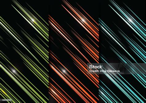 벡터 일러스트입니다 어두운 배경에 밝은 대각선 네온 줄무늬입니다 추상 화려한 배경 세트 종이 사이트 줄무늬 타일의 추상적인 형태로 책을 디자인 하는 데 사용 0명에 대한