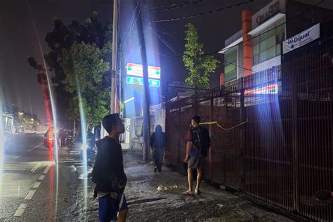 Warga Hentikan Kendaraan Untuk Lihat Lokasi Kebakaran Ruko Di Mampang