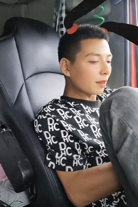 一路走好！河南33岁网红“卡车夫妻”车祸去世，三个儿子下跪送别夫妇张震网友
