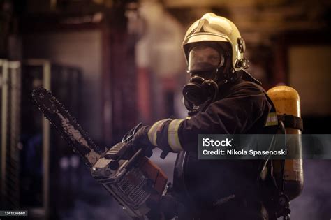 전체 장비 산소 마스크 및 체인 톱을 착용한 소방관 초상화 백그라운드에서 연기와 소방차 구조에 대한 스톡 사진 및 기타 이미지 Istock