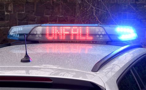 Mönchengladbach Polizei sucht nach Unfall flüchtigen VW Fahrer
