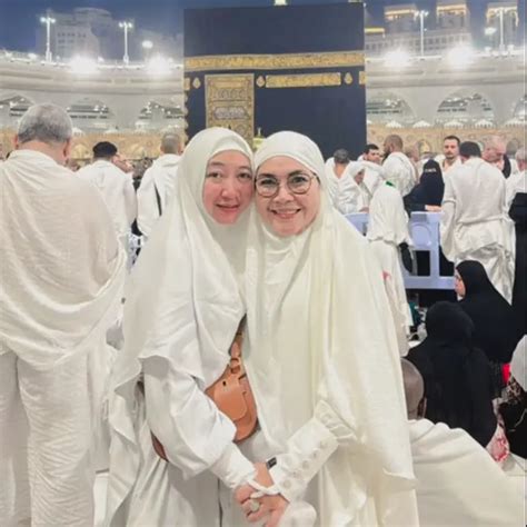 Potret 6 Orang Tua Artis Umroh Bareng Besan Ibu Ayu Ting Ting Curi