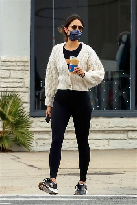 Eiza Gonzalez Flaunts Her Toned Abs In A Crop Top And Leggings During A