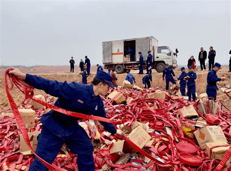 兴国集中销毁1200件非法及不合格烟花爆竹！应急专业进行