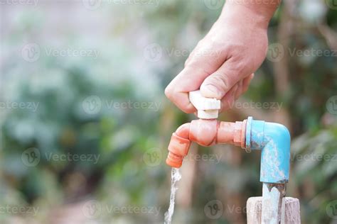 Proche En Haut Main Est Tournant De Robinet Concept Enregistrer L Eau