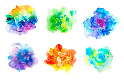 선명한 다채로운 여름 손의 컬렉션 세트는 흰색 배경에 고립 된 고립 된 수채화 스플래시 스팟을 그린 밝은 빨간색 보라색 보라색 오렌지 녹색과 분홍색 색상의 디자인 요소 물이