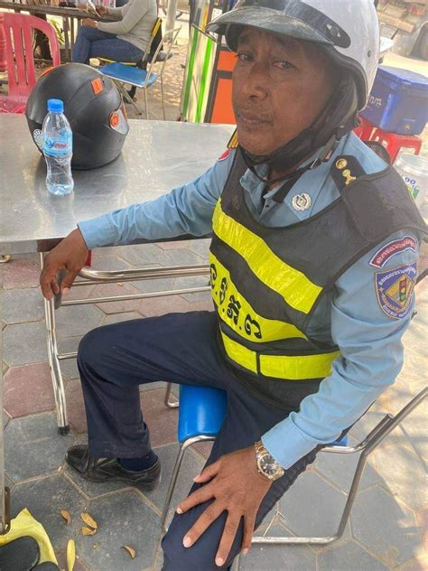 មន្ត្រីនគរបាលចរាចរណ៍សង្កាត់ព្រែកឯង