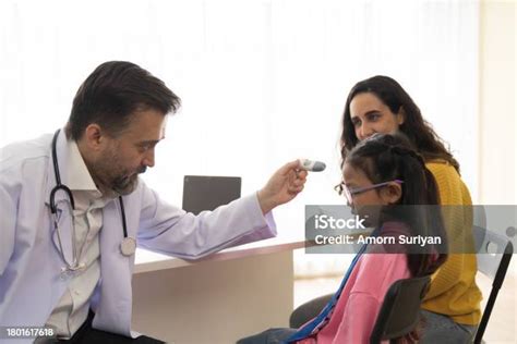 병원의 클리닉에서 디지털 체온계로 아이 아이 여자 아이의 체온을 복용하는 선배 남성 의사 아이에 대한 스톡 사진 및 기타 이미지 아이 노인 도움의 손길 Istock