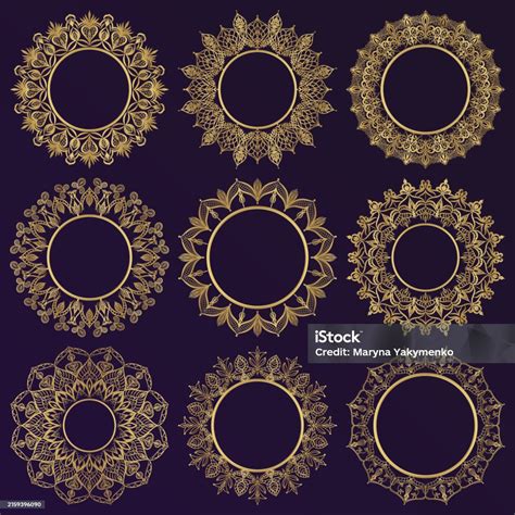 파란색 배경에 9 개의 금색 둥근 프레임 세트입니다 거울 그림 제목 페이지 인사말 및 선물 카드에 대 한 라운드 고급 벡터 민족 장식품의 컬렉션 개체 그룹에 대한 스톡 벡터
