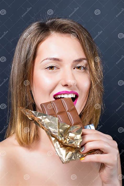 Schöne Nackte Junge Blondine Mit Hellem Make Up Schokoriegel Essend