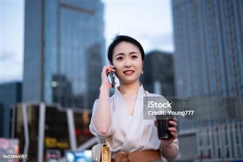 도심 지역에 스마트 폰과 커피 컵을 들고 서있는 아시아 젊은 비즈니스 여성 20 29세에 대한 스톡 사진 및 기타 이미지