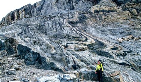 Ancient Rocks Reveal Earths Magnetic Field Existed 37 Billion Years