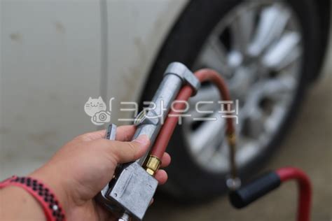 타이어공기압 공기압점검 게이지 차량점검 자동차타이어 사진이미지일러스트캘리그라피 비급영상공방작가