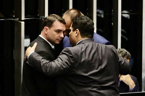 Flávio Bolsonaro vota contra o pai e a favor do aumento do Fundão